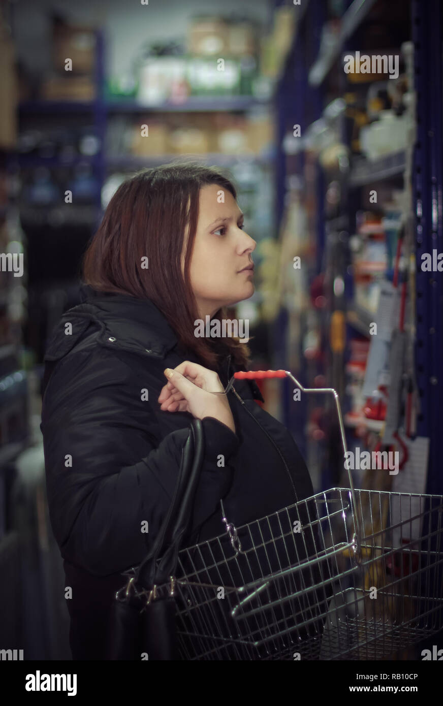 Woman looking around hi-res stock photography and images - Alamy