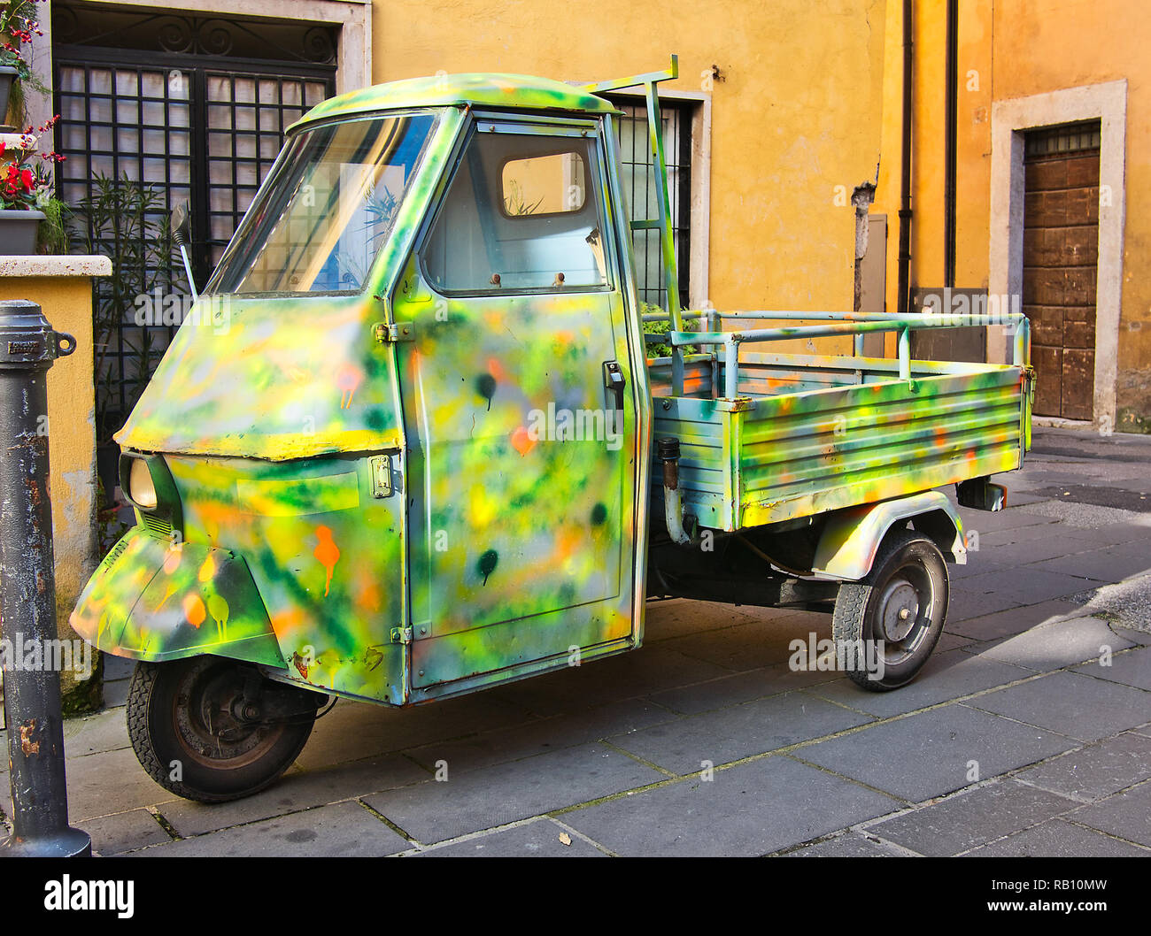 Ape car hi-res stock photography and images - Alamy