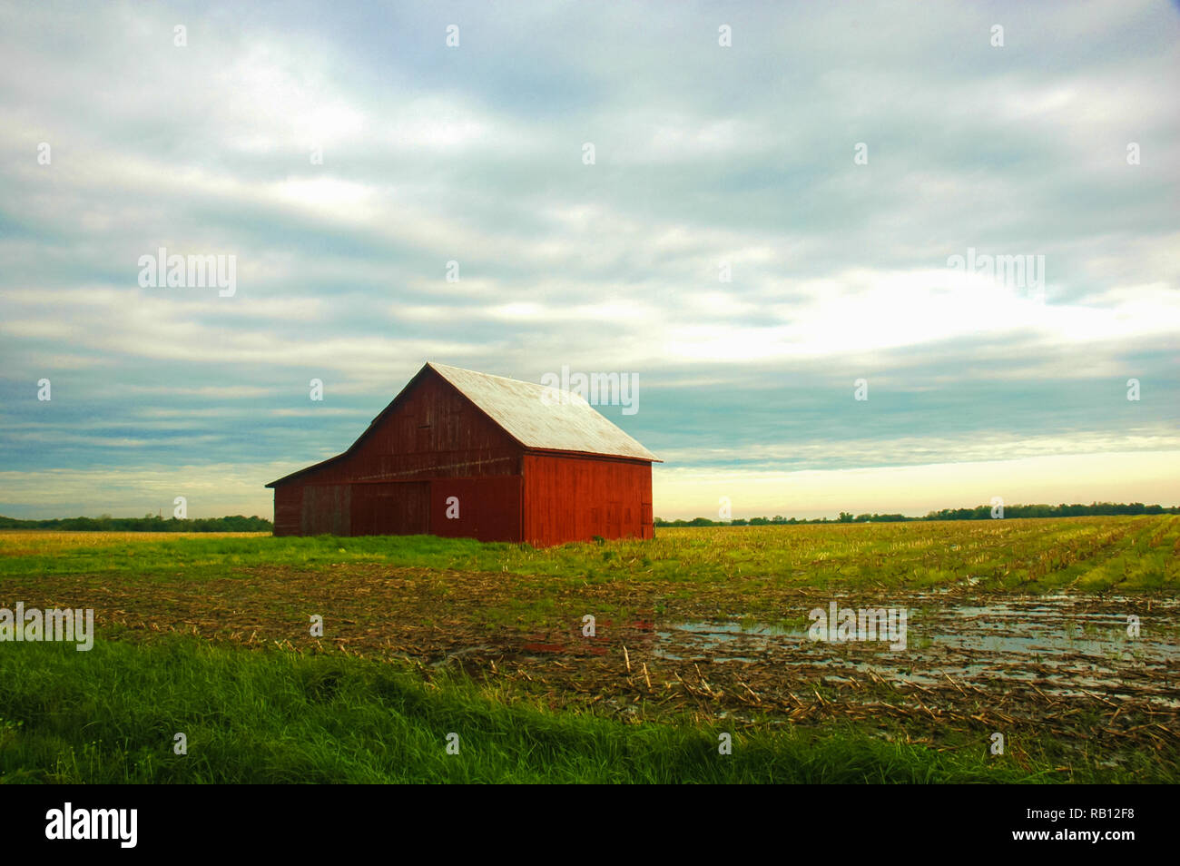 Red barn storm clouds hi-res stock photography and images - Alamy