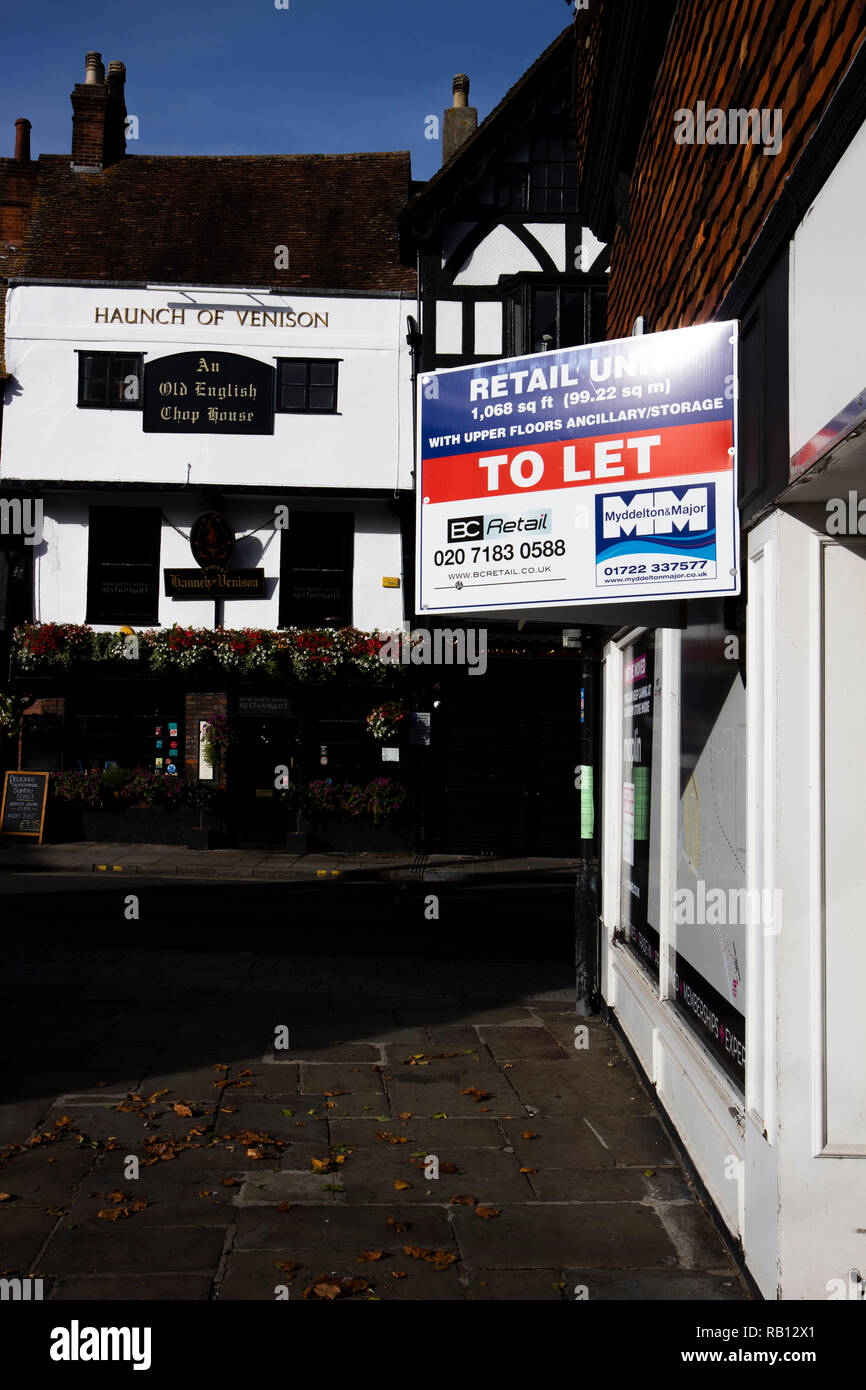 to let sign for vacant shop unit in city centre Stock Photo - Alamy