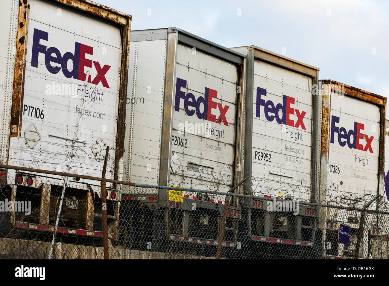 Fedex Freight Truck High Resolution Stock Photography and Images - Alamy