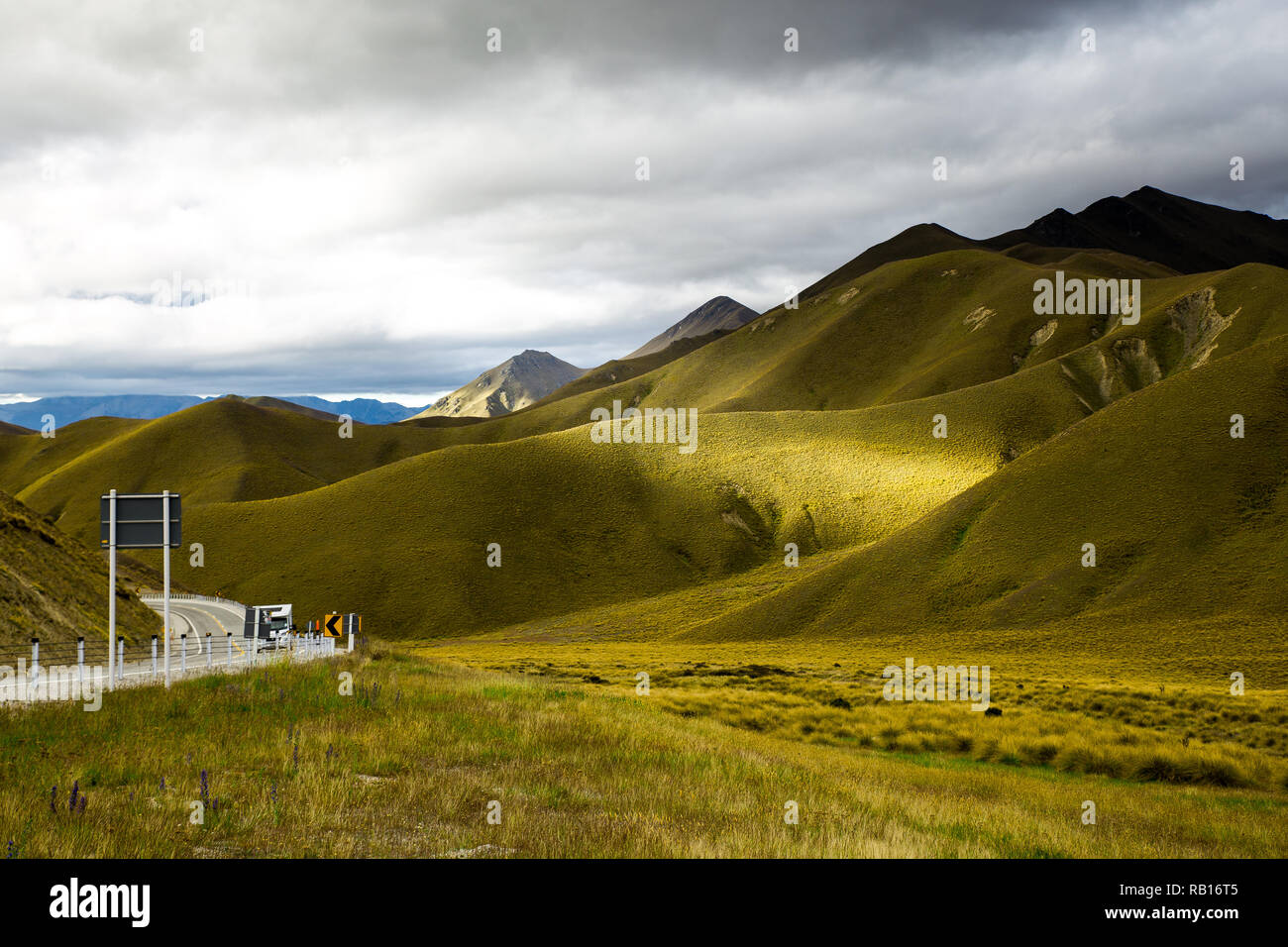 Smooth green hills hi-res stock photography and images - Alamy