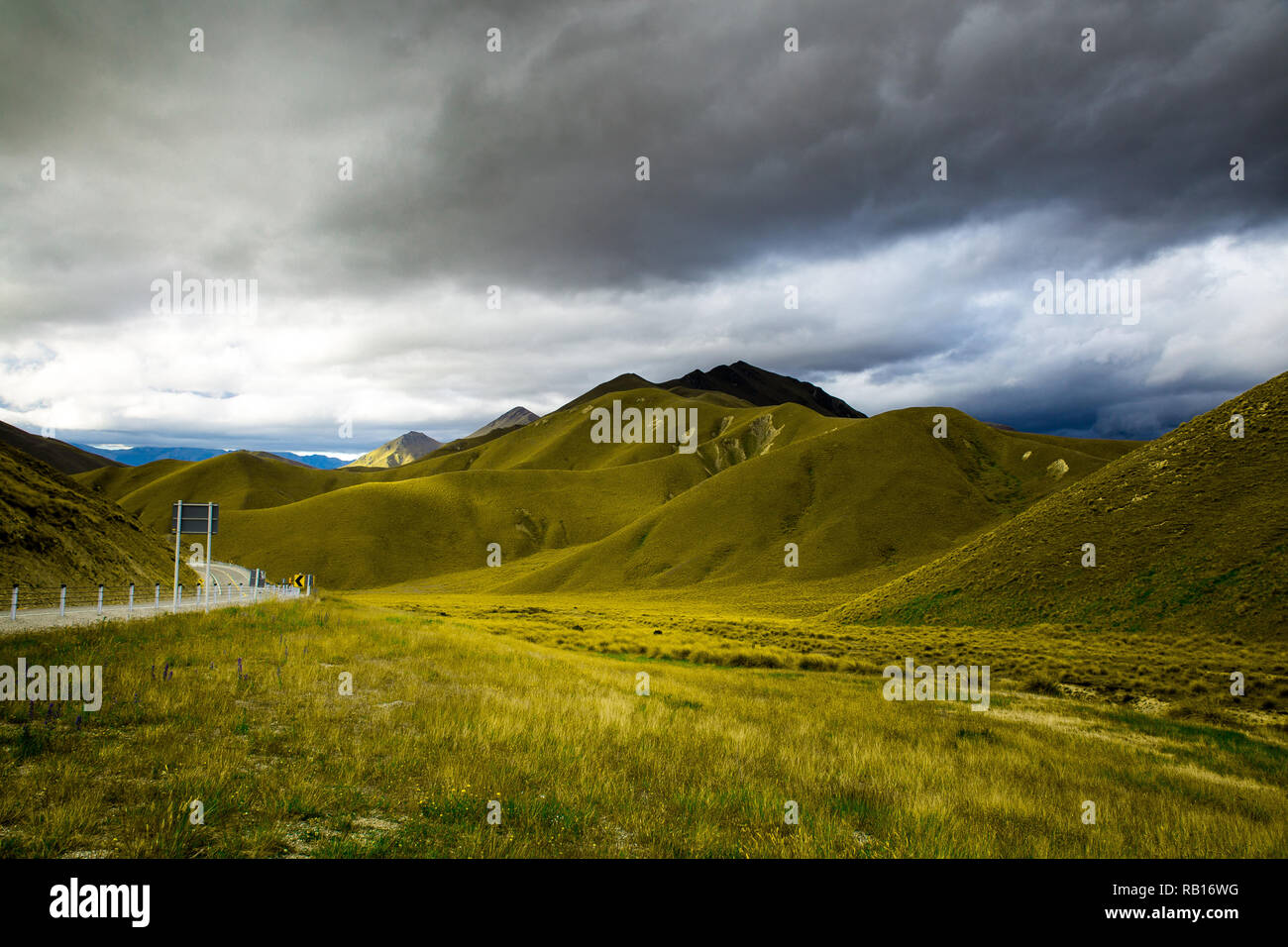 Smooth green hills hi-res stock photography and images - Alamy
