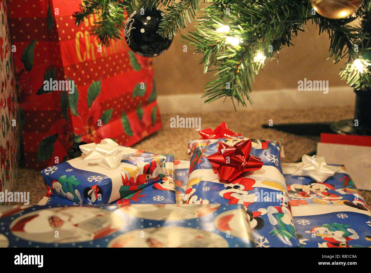 White paper christmas ornaments hi-res stock photography and images - Alamy