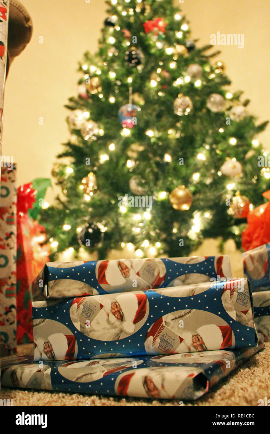 White paper christmas ornaments hi-res stock photography and images - Alamy