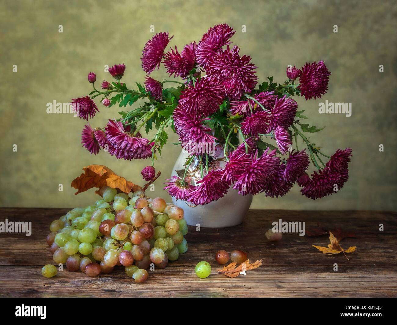 Still life with bouquet of chrysanthemum flowers Stock Photo - Alamy
