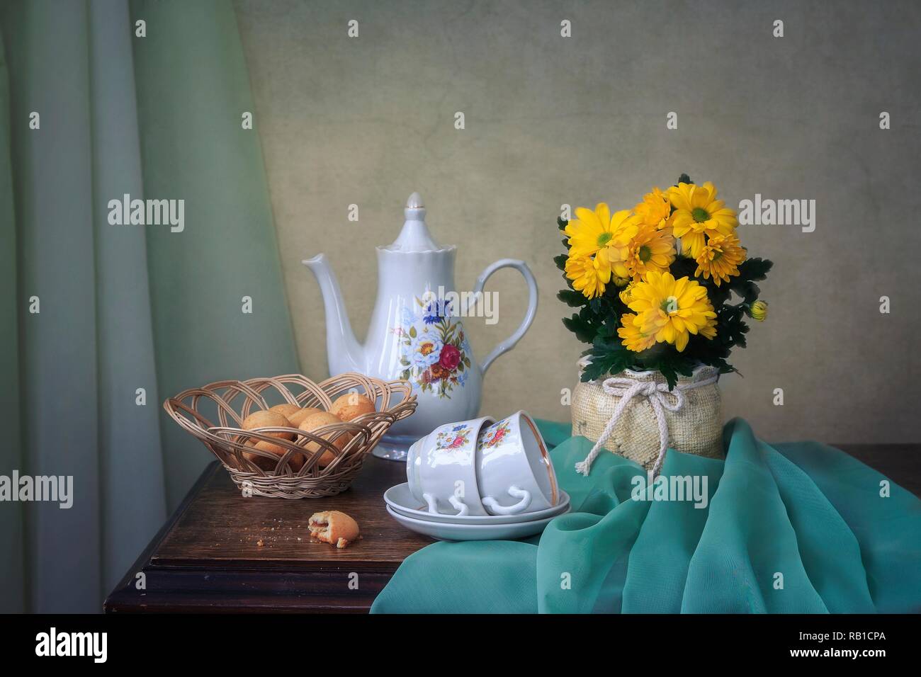 Still life with bouquet of yellow chrysanthemums Stock Photo - Alamy