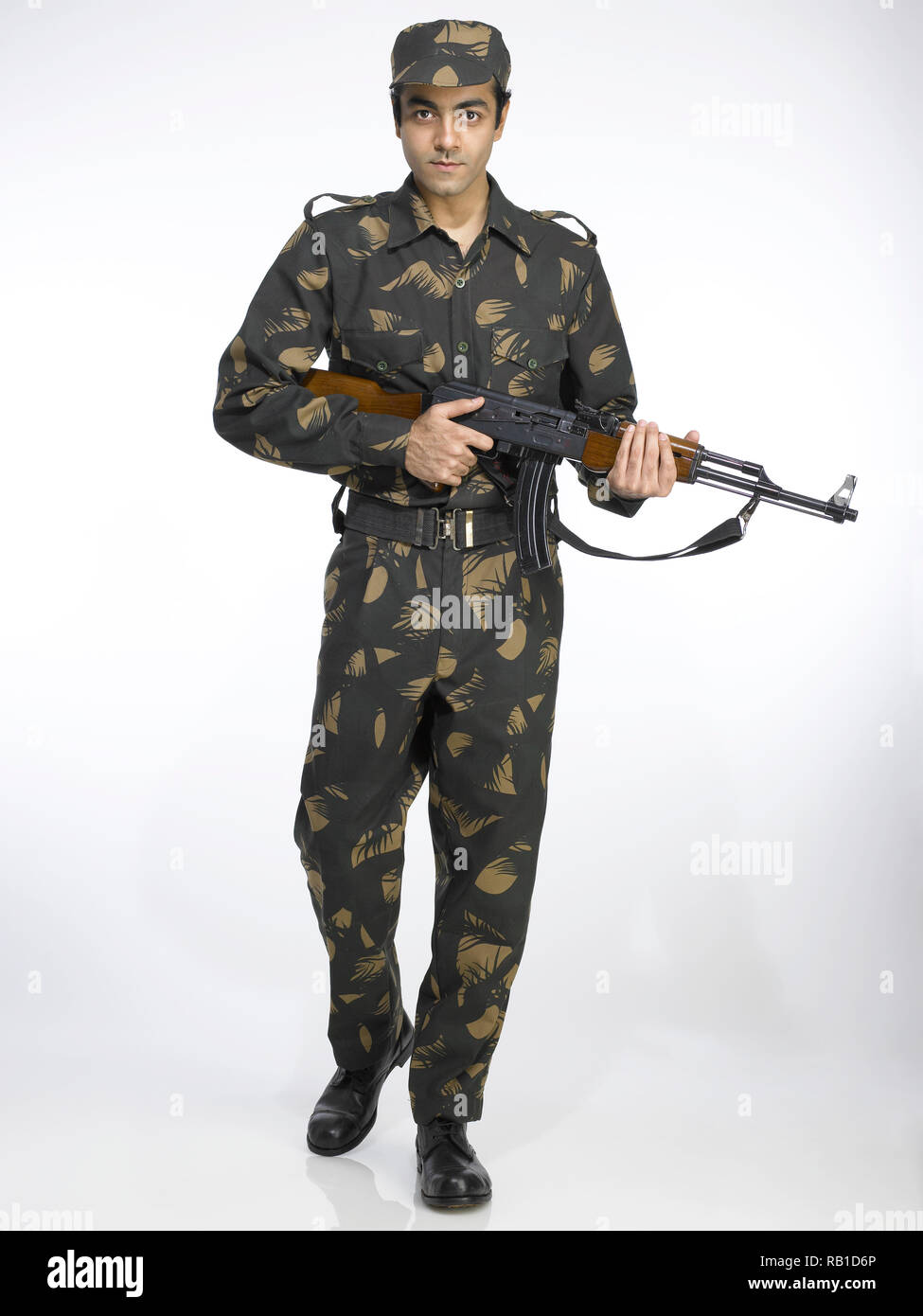 PORTRAIT OF INDIAN SOLDIER DRESSED IN UNIFORM Stock Photo - Alamy