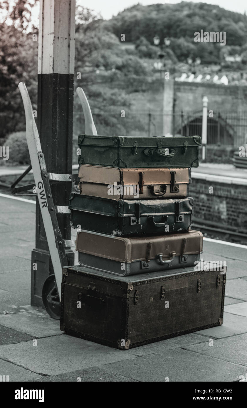 Vintage luggage at Railway Station Stock Photo - Alamy