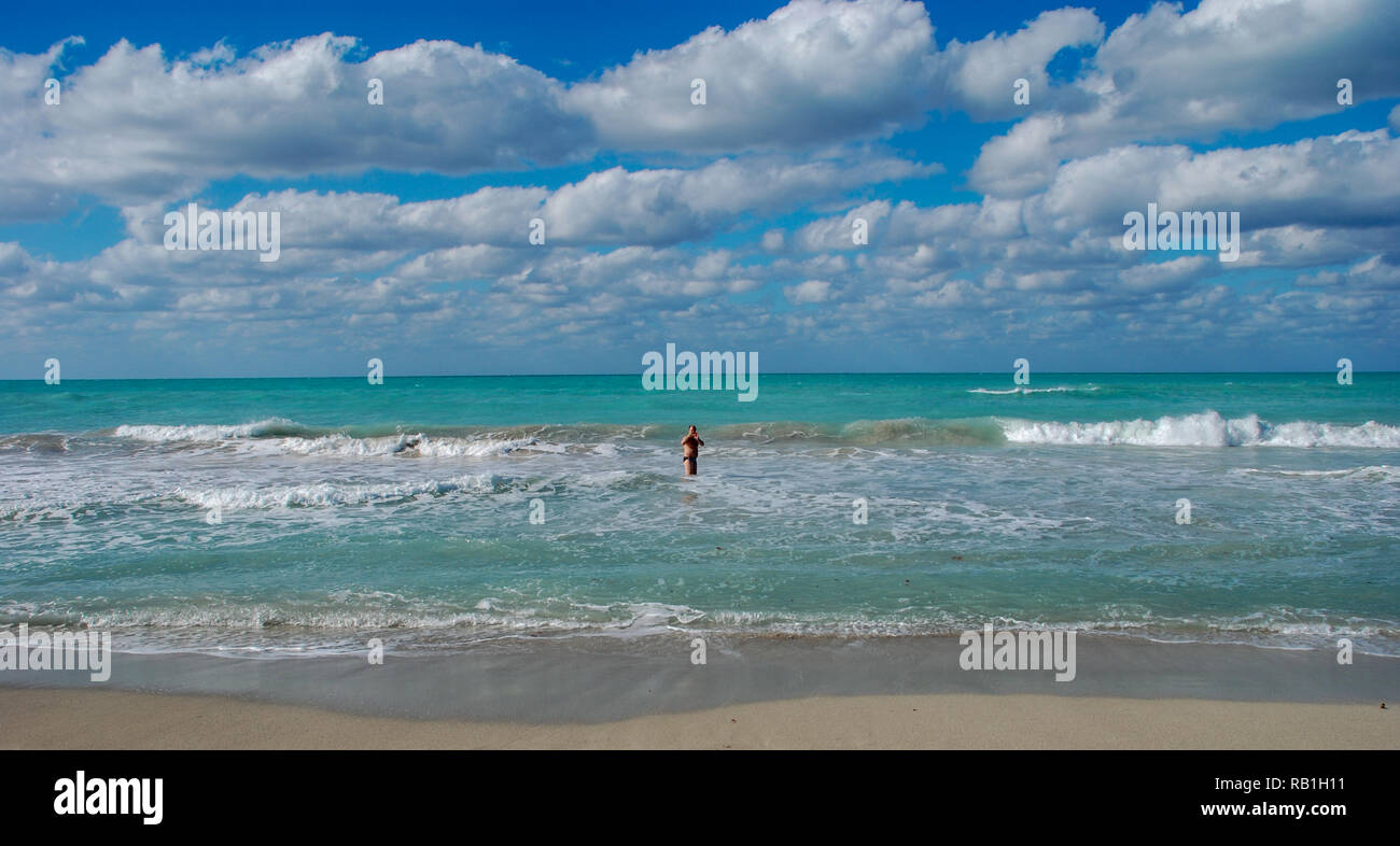 Blue waves malediven hi-res stock photography and images - Alamy