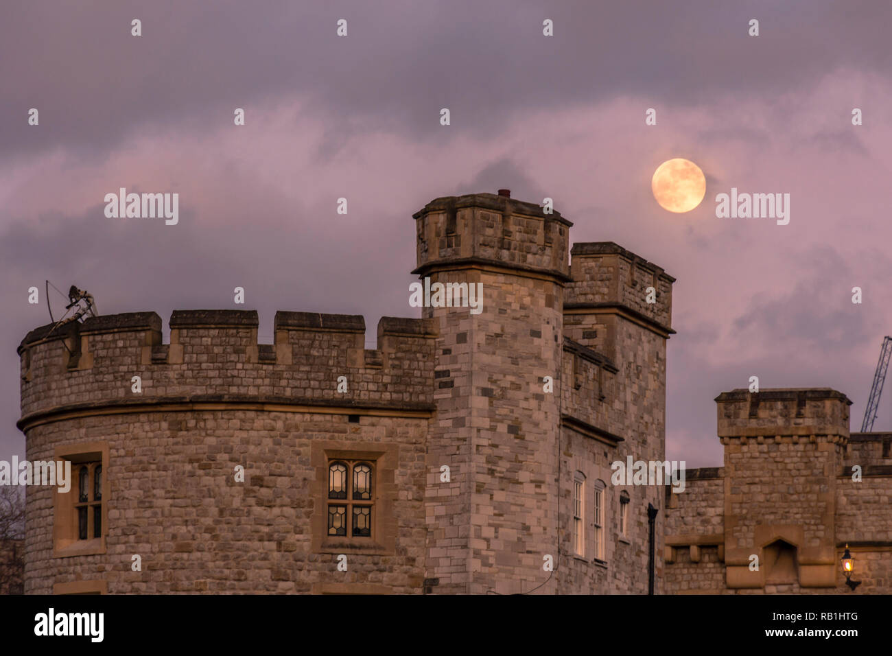 Full moon uk town hi-res stock photography and images - Alamy