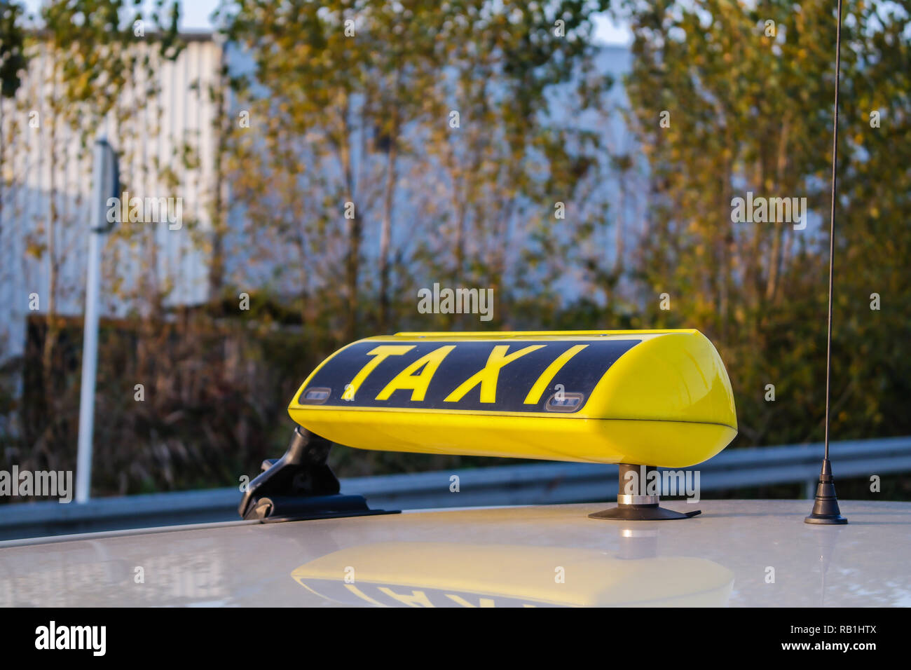 Glowing yellow taxi sign hi-res stock photography and images - Alamy