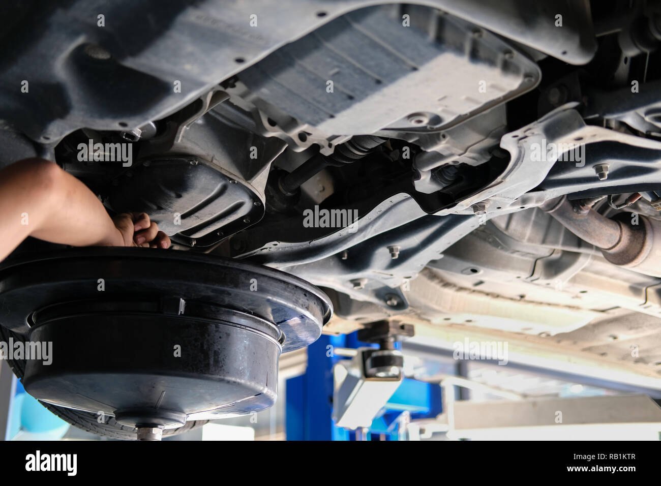 vehicle lift up by hydraulic for motor oil change and transmission ...