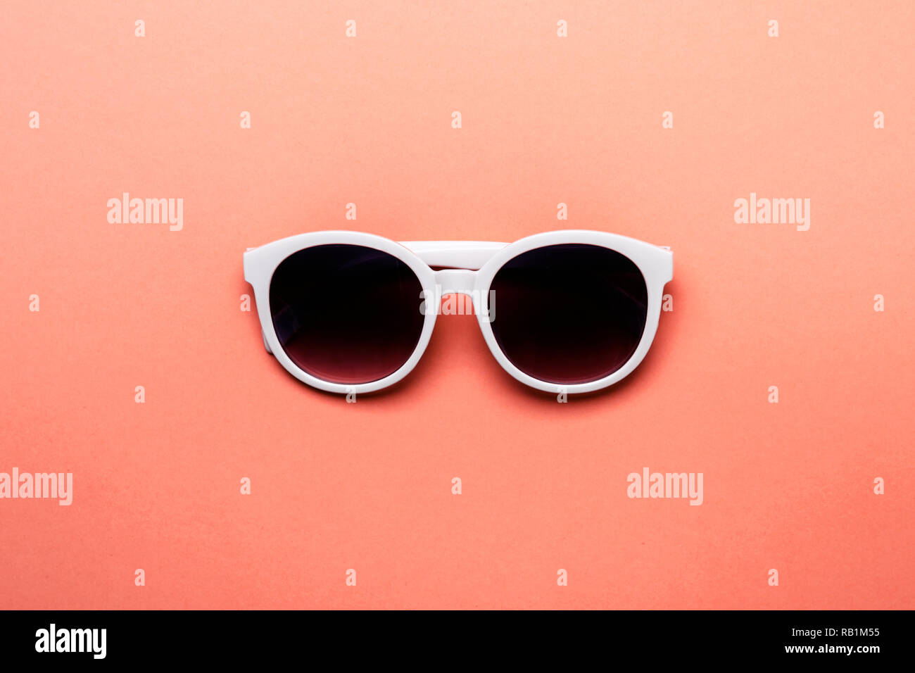 White rim sunglasses hi-res stock photography and images - Alamy