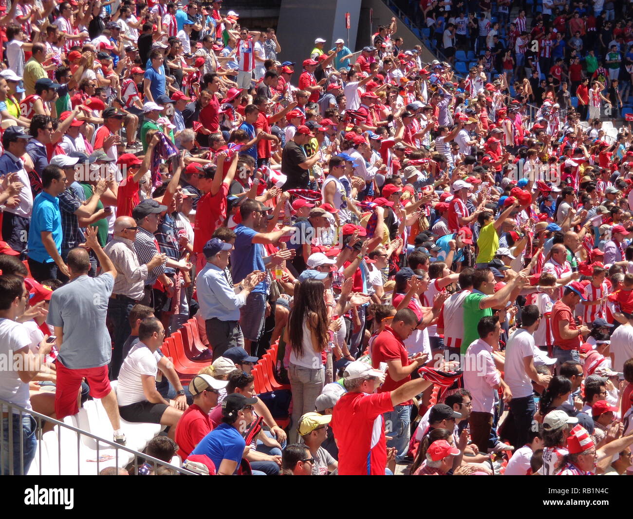 Packed stadium crowds hi-res stock photography and images - Alamy