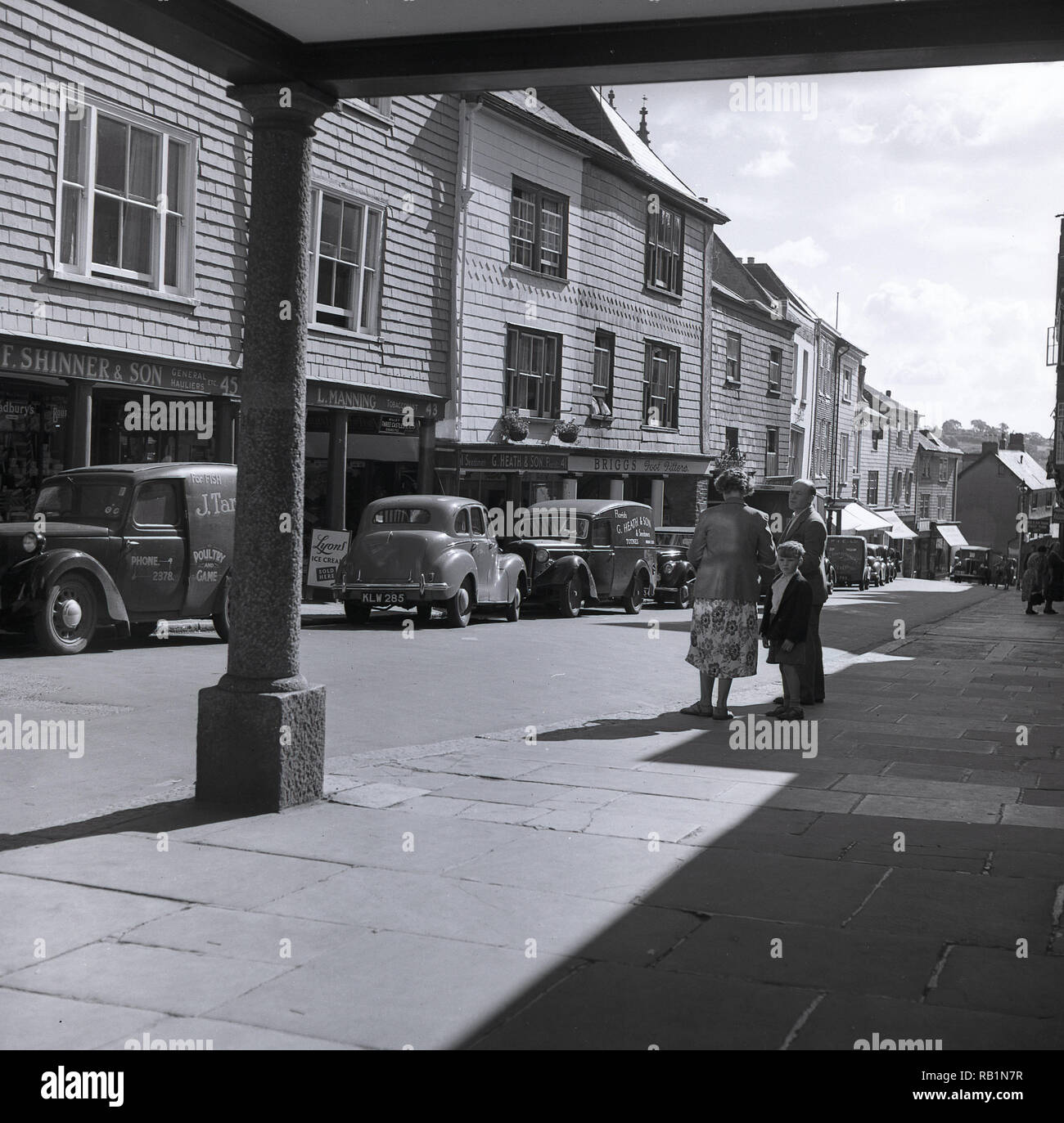 English street 1950s hi-res stock photography and images - Alamy