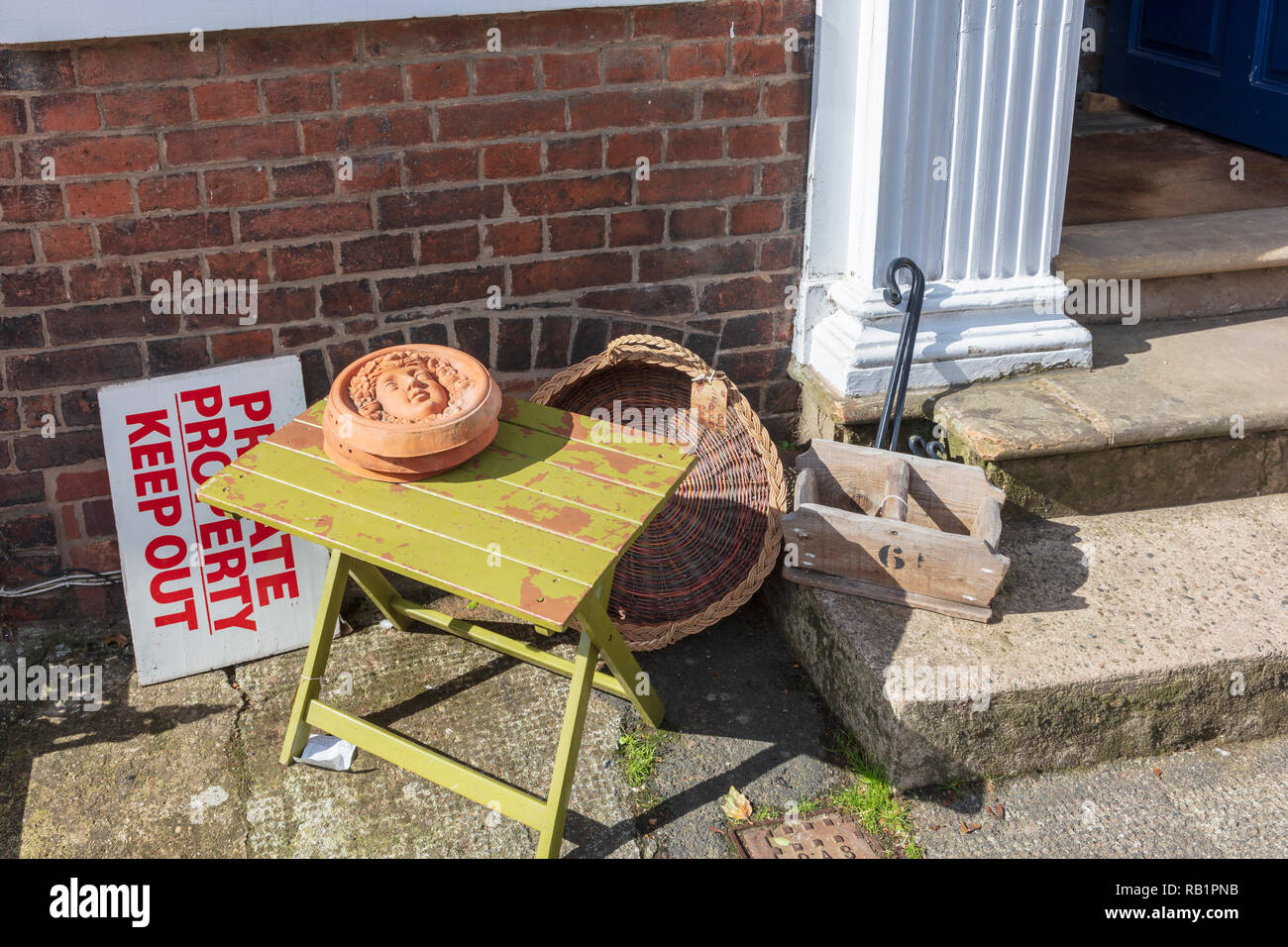 Outside an antiques shop hi-res stock photography and images - Alamy