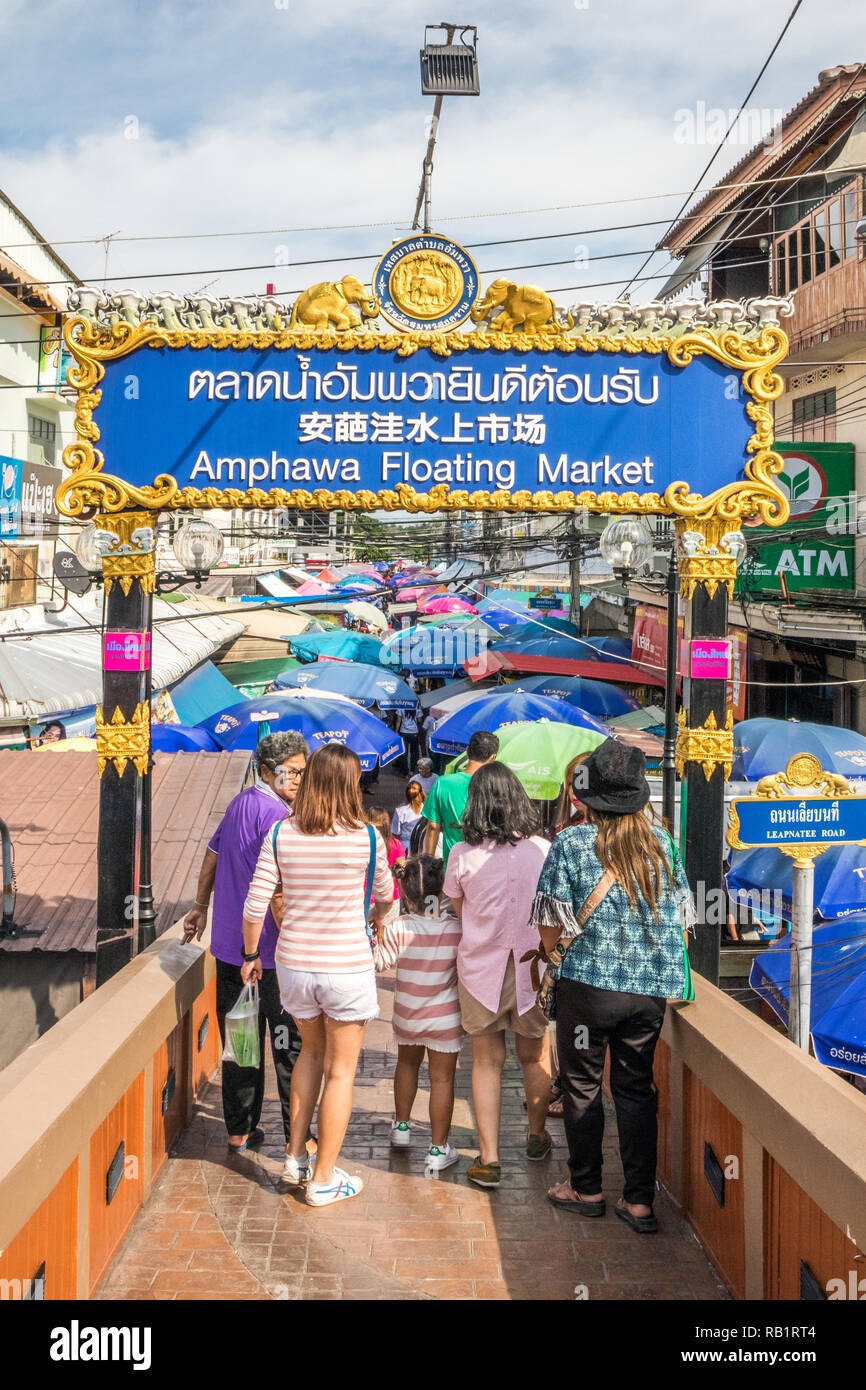 Market under east river bridge hi-res stock photography and images - Alamy