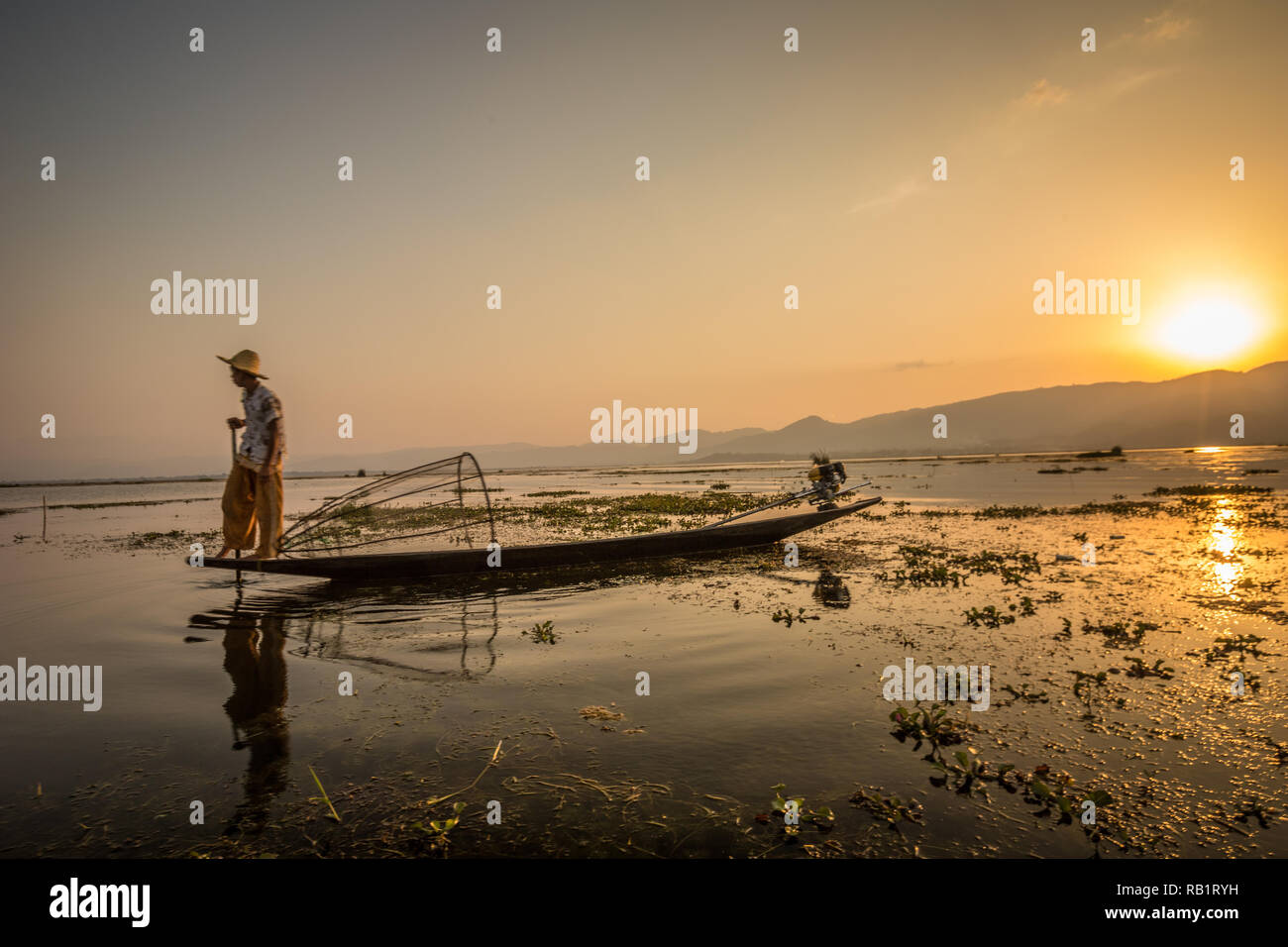 Cabins on inle lake hi-res stock photography and images - Alamy