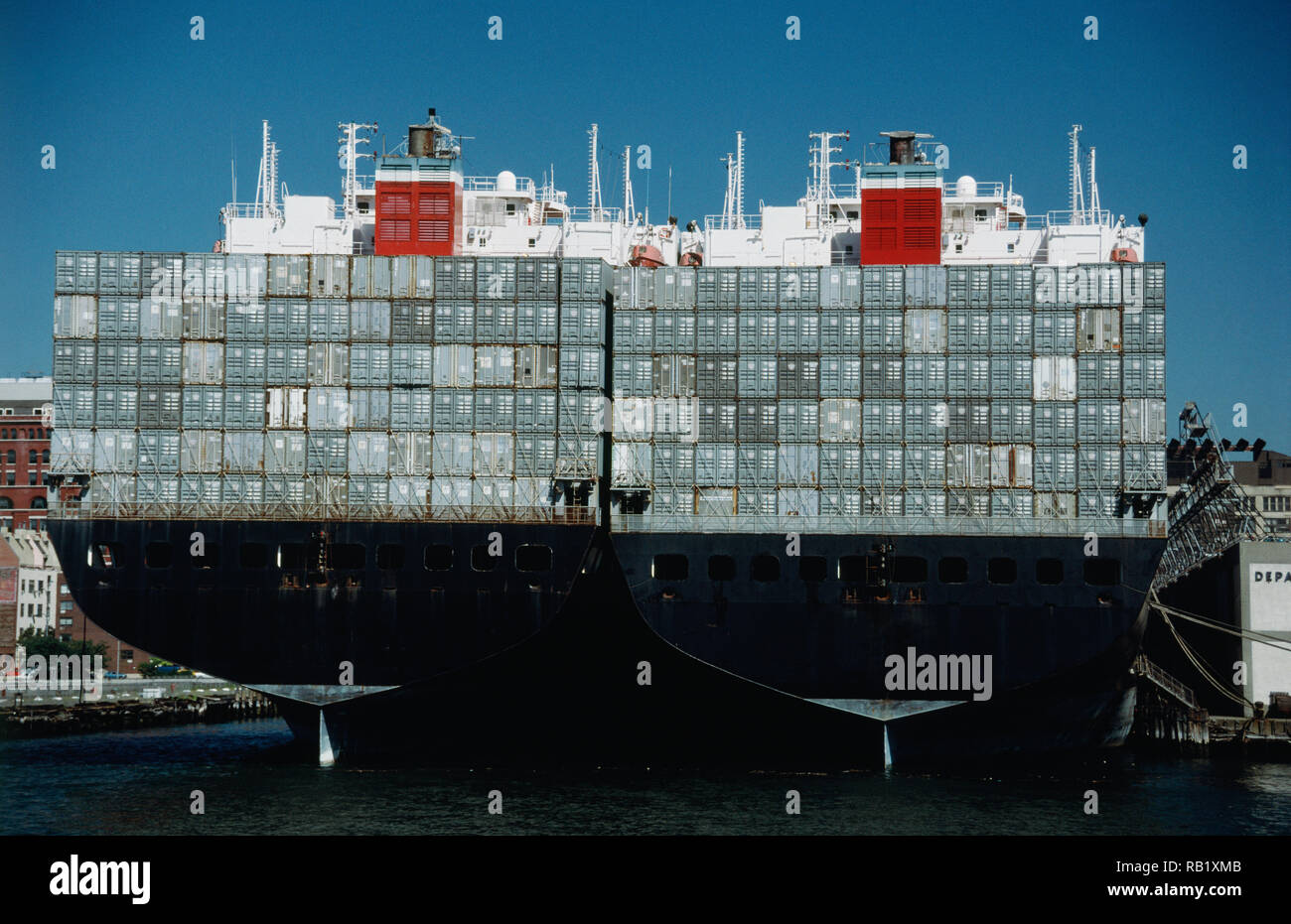 20 foot containers hi-res stock photography and images - Alamy