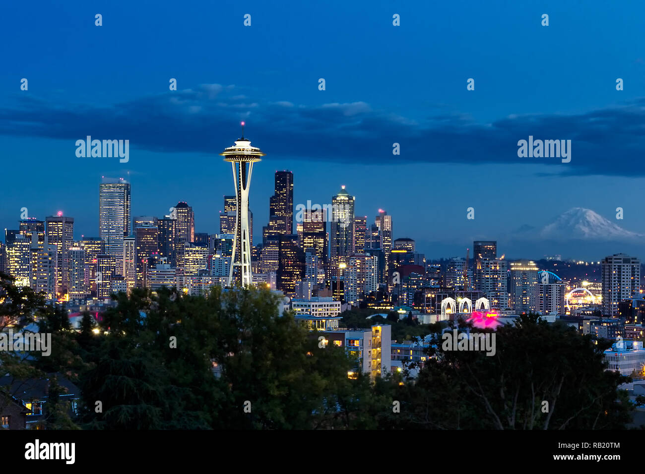 Space needle from kerry park at night hi-res stock photography and ...