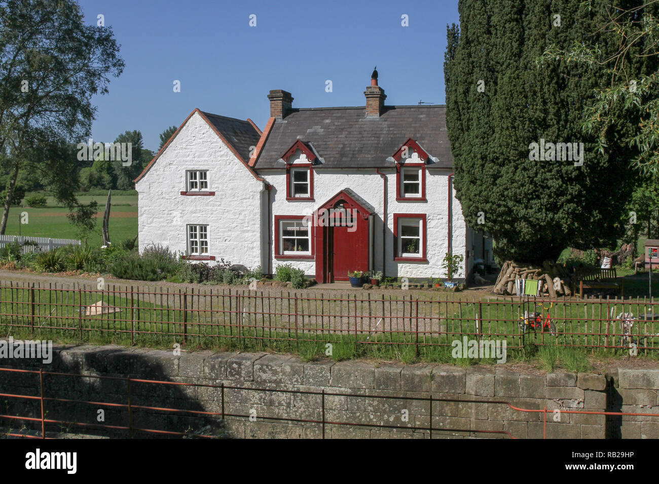 The canal lock and restored lock keeper's house at Moneypenny's Lock ...