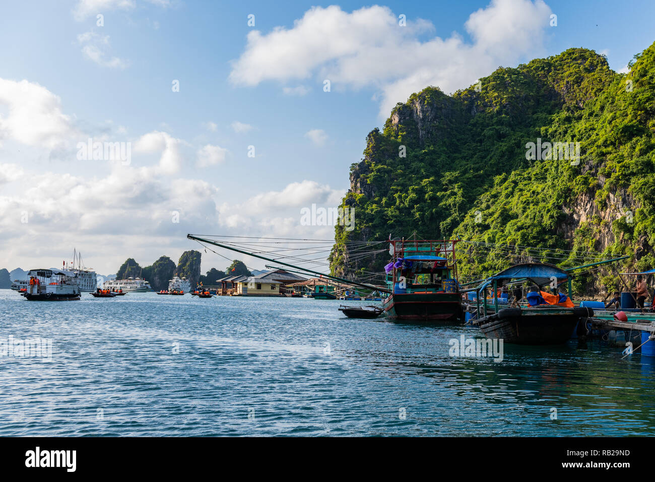 Floating village - halong Bay Vietnam Stock Photo - Alamy