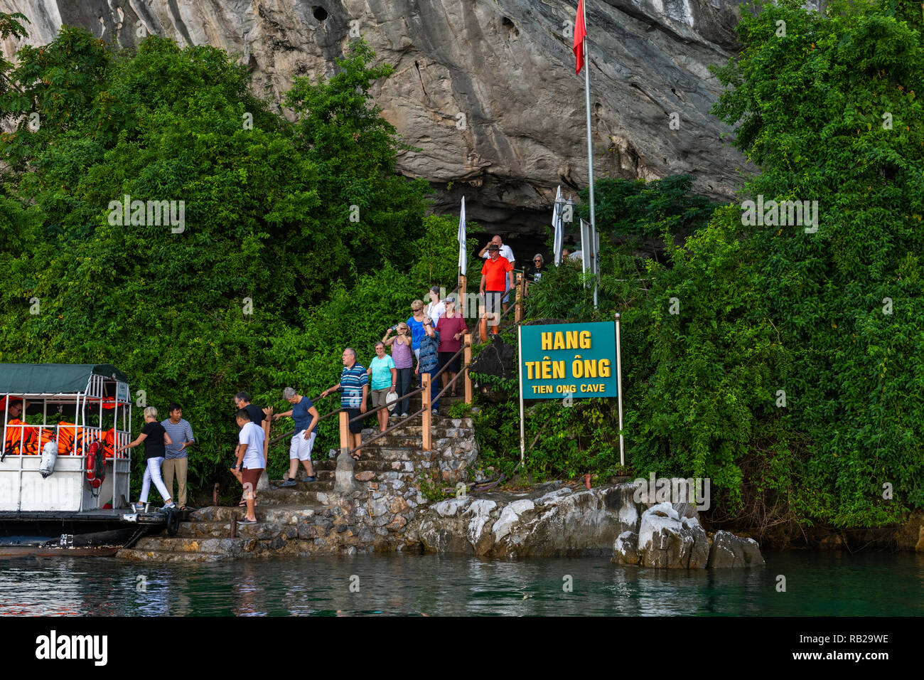 Hang Tien ont cave, Halong Bay, vietnam Stock Photo - Alamy