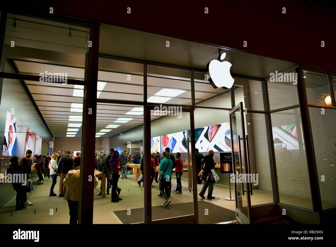 Apple store exterior hi-res stock photography and images - Alamy