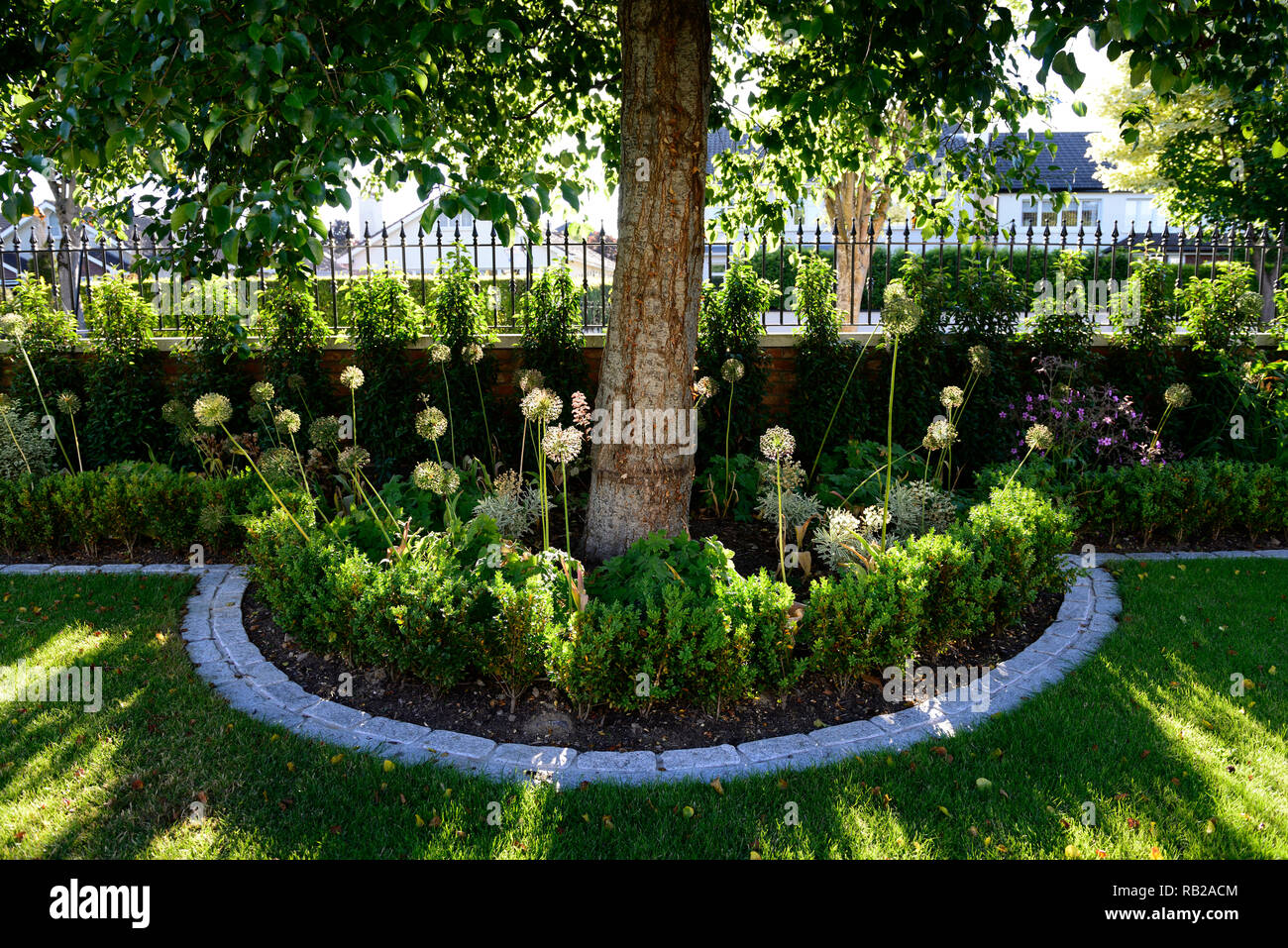 Edging garden hi-res stock photography and images - Alamy