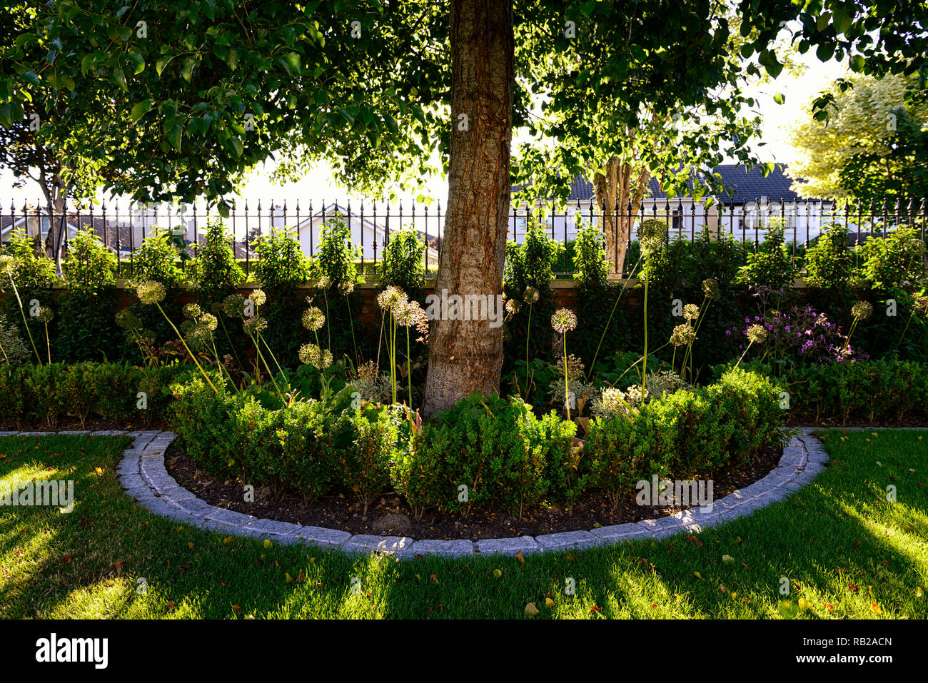 Edging garden hi-res stock photography and images - Alamy