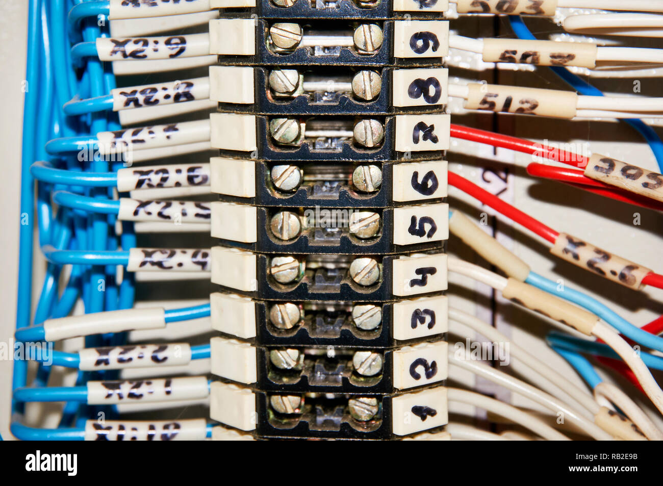 Electrical connector terminal block hi-res stock photography and images ...