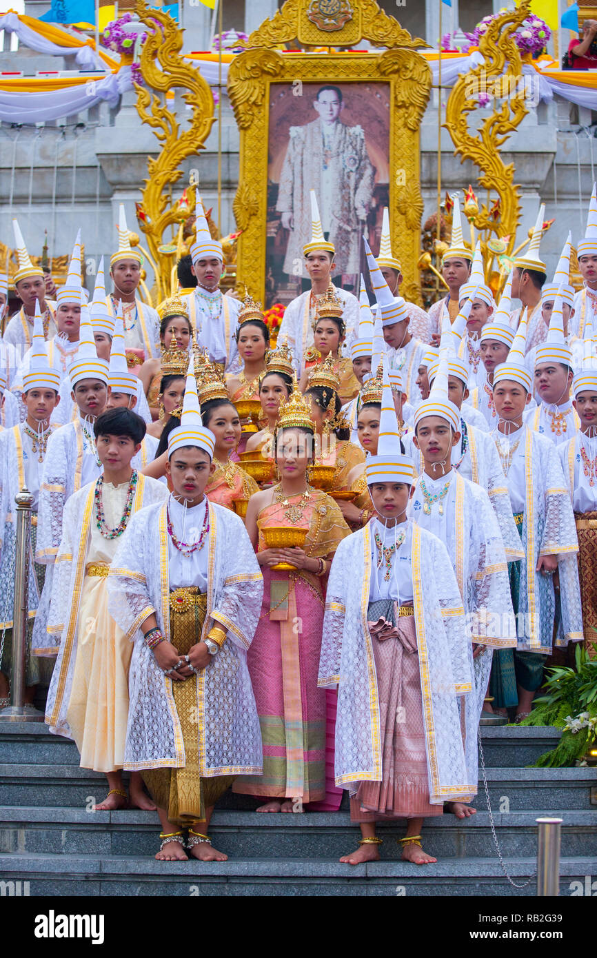 Thai buddhist religious ceremony, Wat Traimit Golden Buddha Temple ...