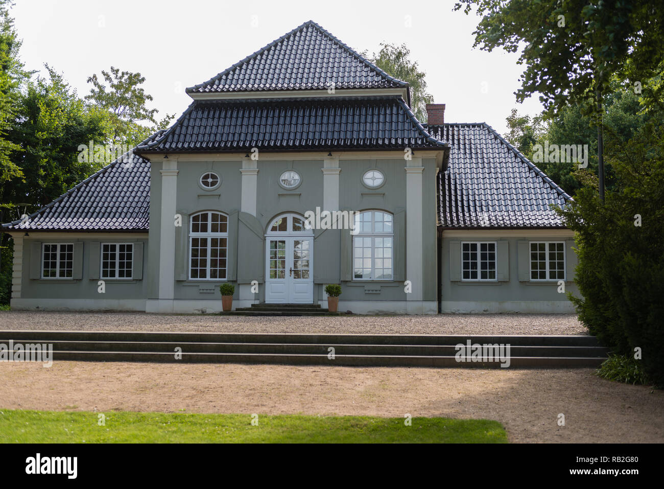 Hunting lodge historic building hi-res stock photography and images - Alamy