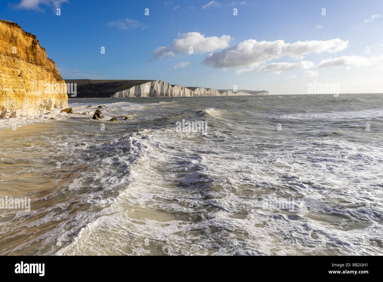 White waves sea cliffs hi-res stock photography and images - Alamy