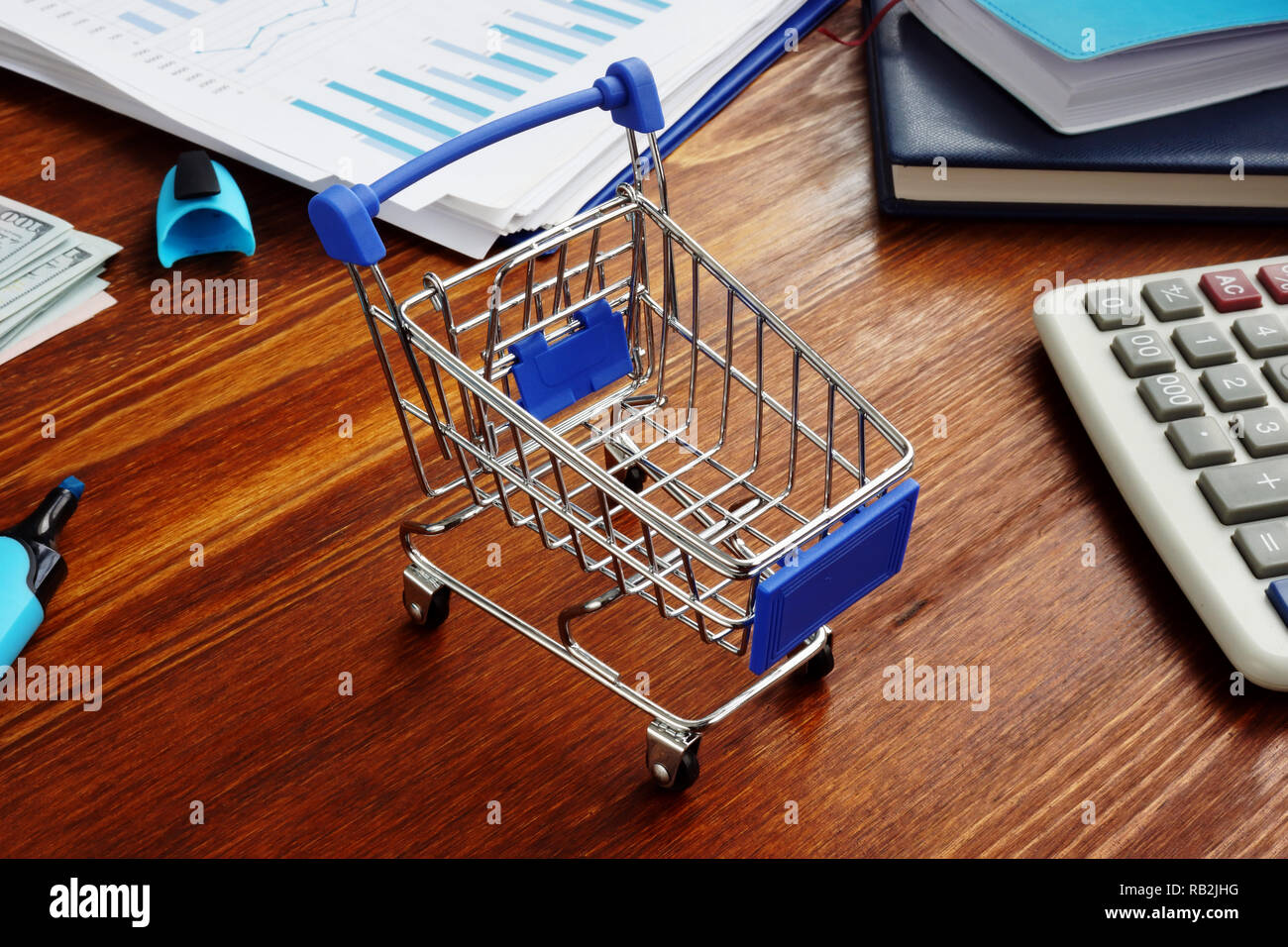 Retail marketing. Shopping cart on an office desk Stock Photo - Alamy