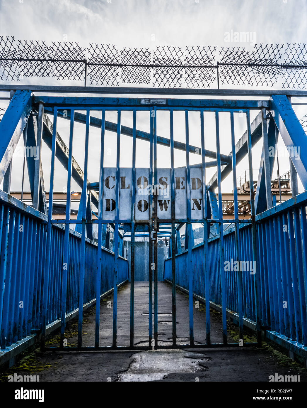 Factory shut down sign hi-res stock photography and images - Alamy