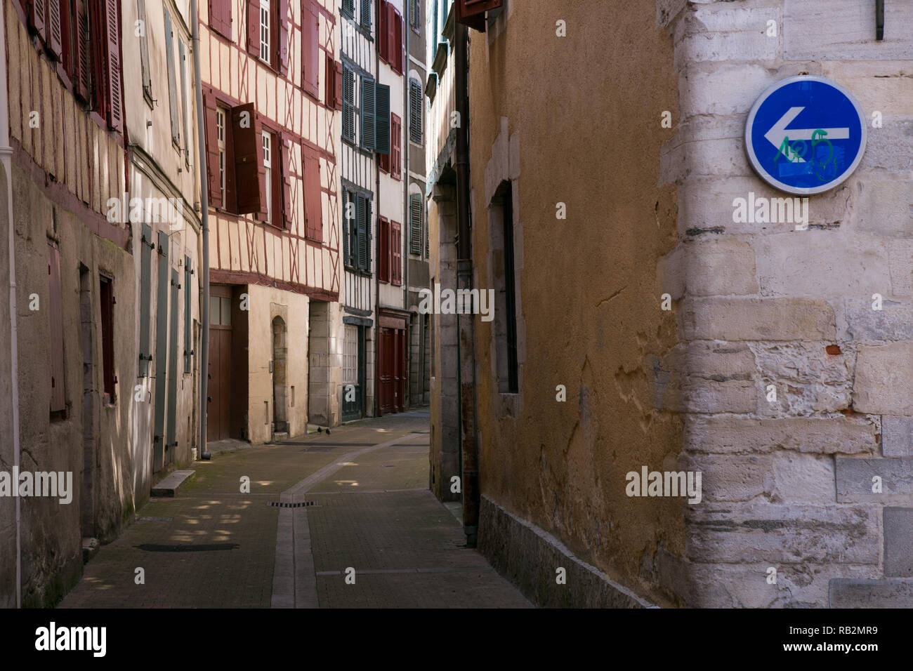 Curved building france hi-res stock photography and images - Alamy