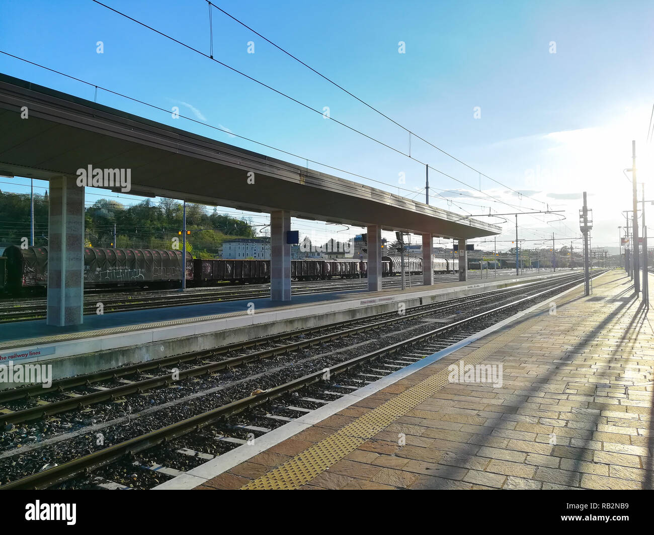 Train tracks perspective view. Transportation mode Stock Photo - Alamy
