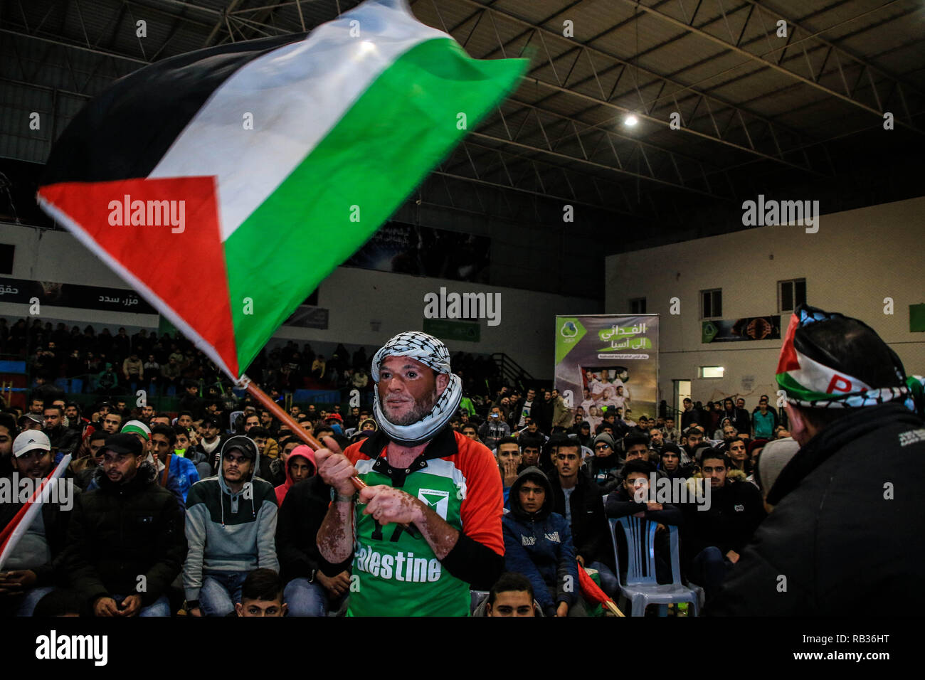 Gaza, Palestine. 6th Jan, 2019. A fan seen waving a Palestinian flag ...