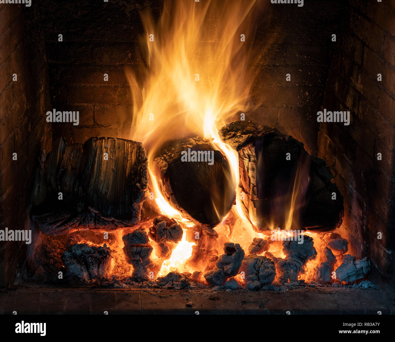 Log fire chimney hi-res stock photography and images - Alamy