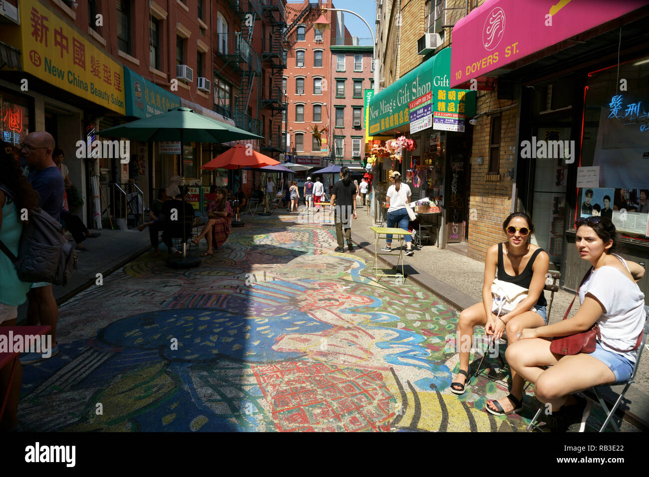 Doyers Street, a pedestrian-only street in Manhattan Chinatown.New York ...