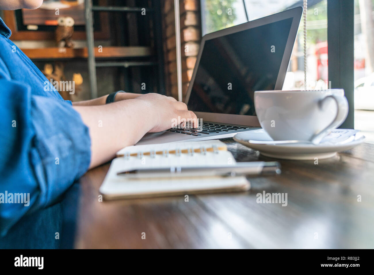 Woman hand using laptop Stock Photo - Alamy