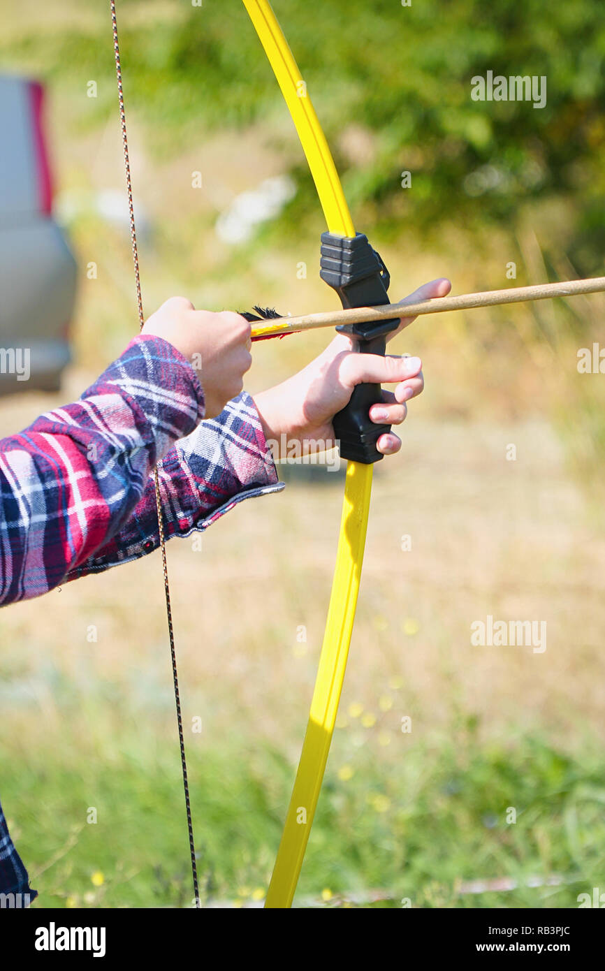 Hand holds archery and arrow Stock Photo - Alamy
