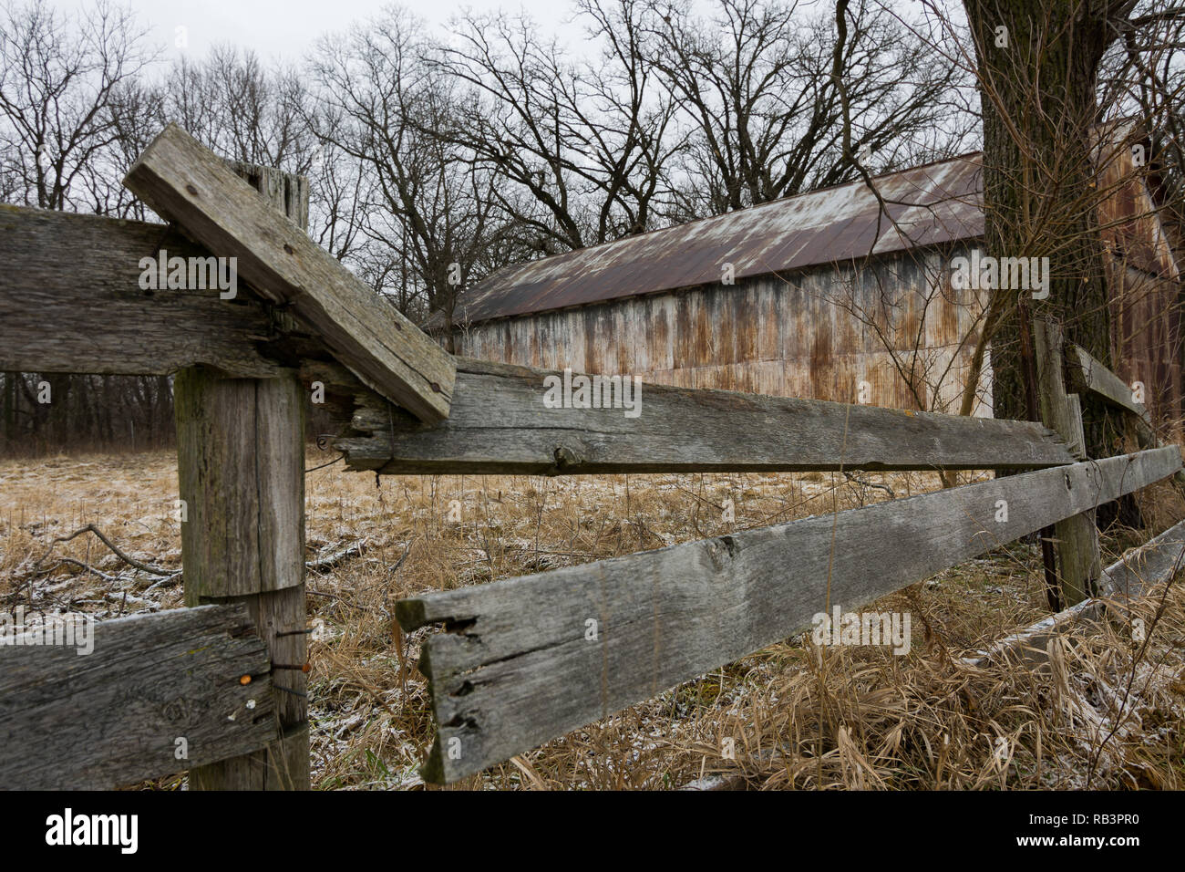 Busted wooden fence Stock Photo - Alamy