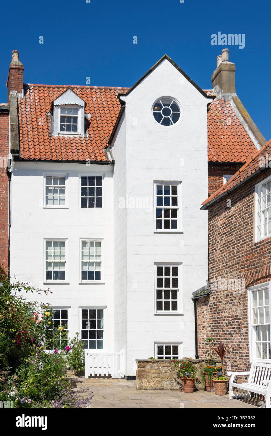 Captain cook memorial whitby hi-res stock photography and images - Alamy