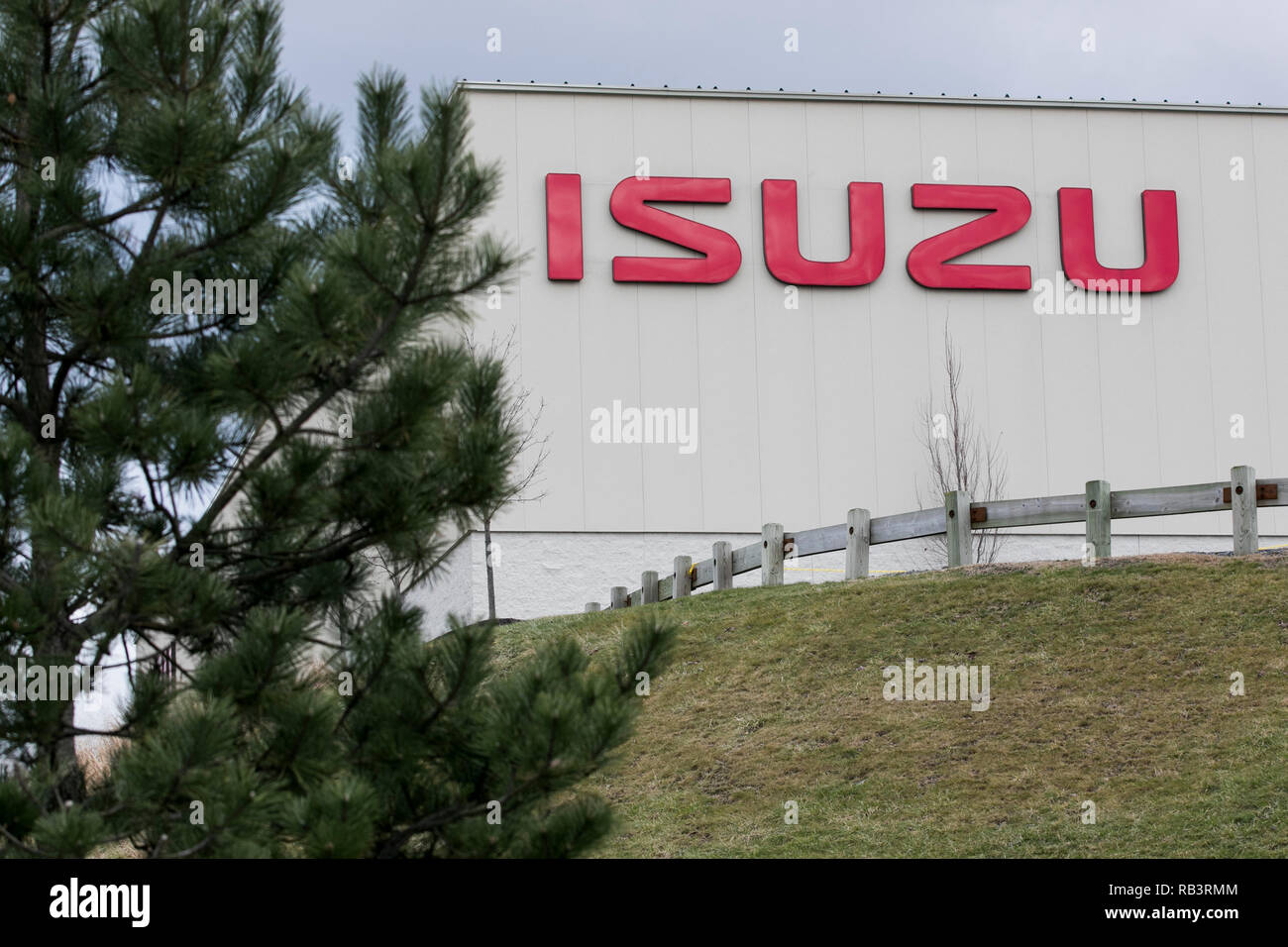 Isuzu logo hi-res stock photography and images - Alamy