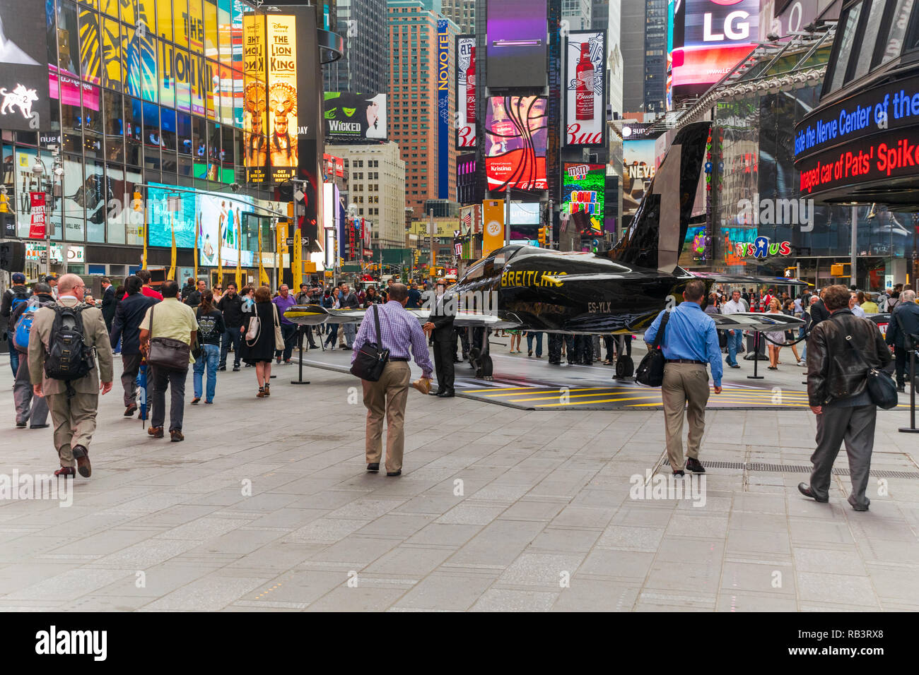 Pedestrians walk through times square hi-res stock photography and ...