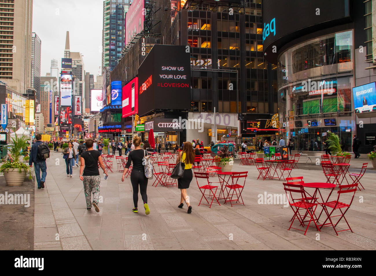 Busy sidewalk in times square hi-res stock photography and images - Alamy