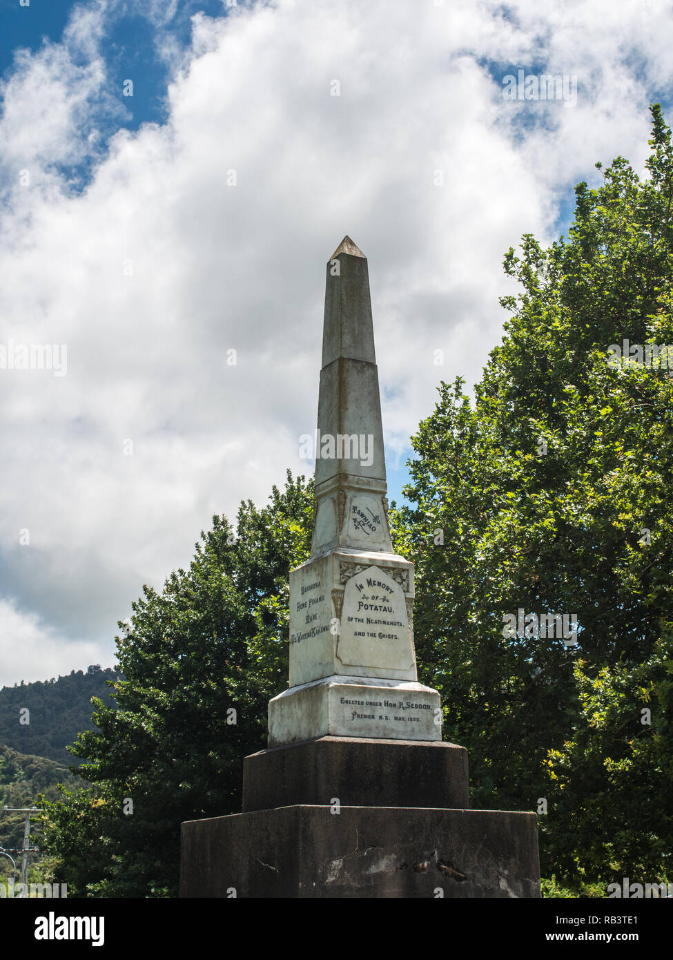 Memorial to Potatau Te Wherowhero, first Maori King, Octagon Reserve ...